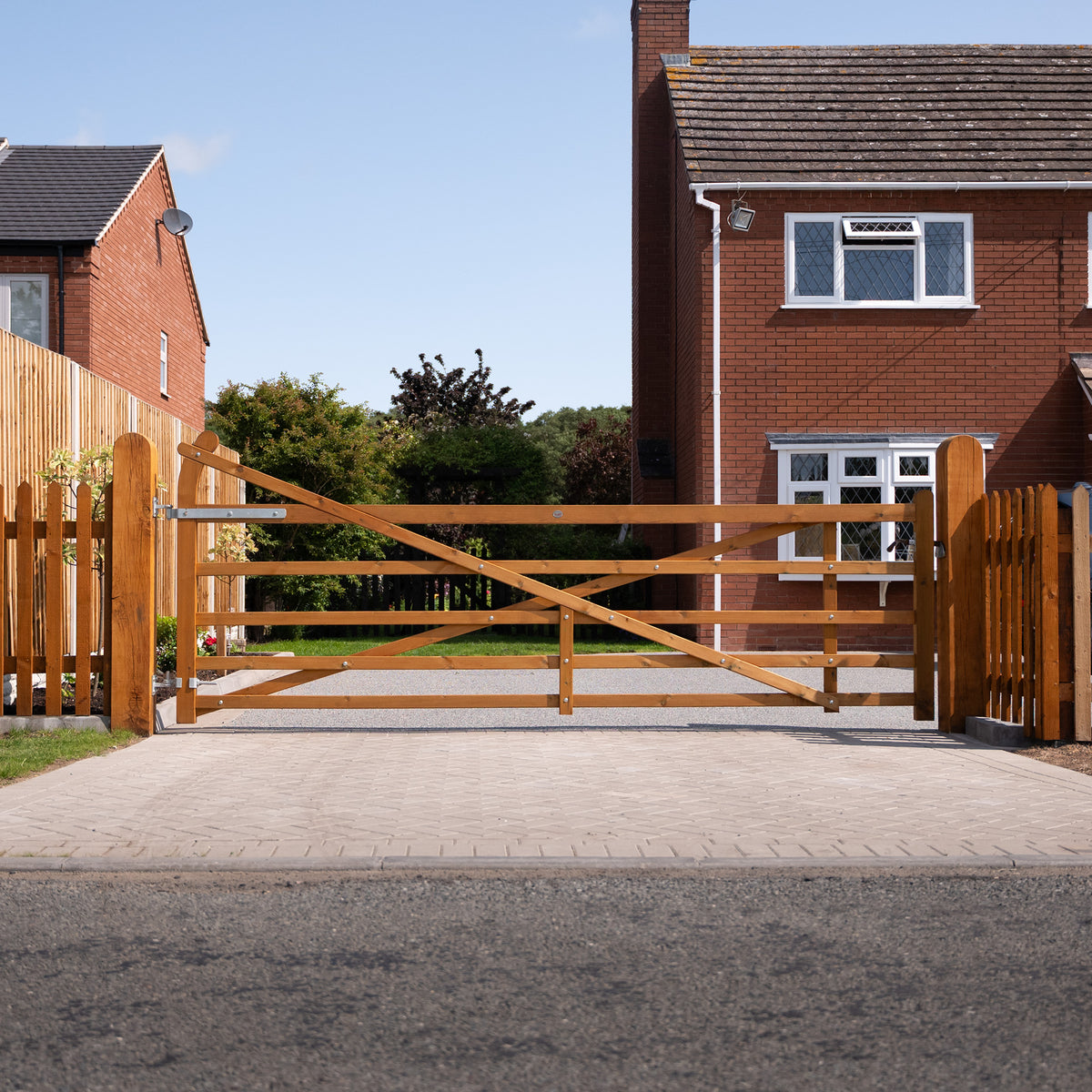 Exbourne Curved Heel Gate | Driveway Gates | Ruby UK – Ruby Group